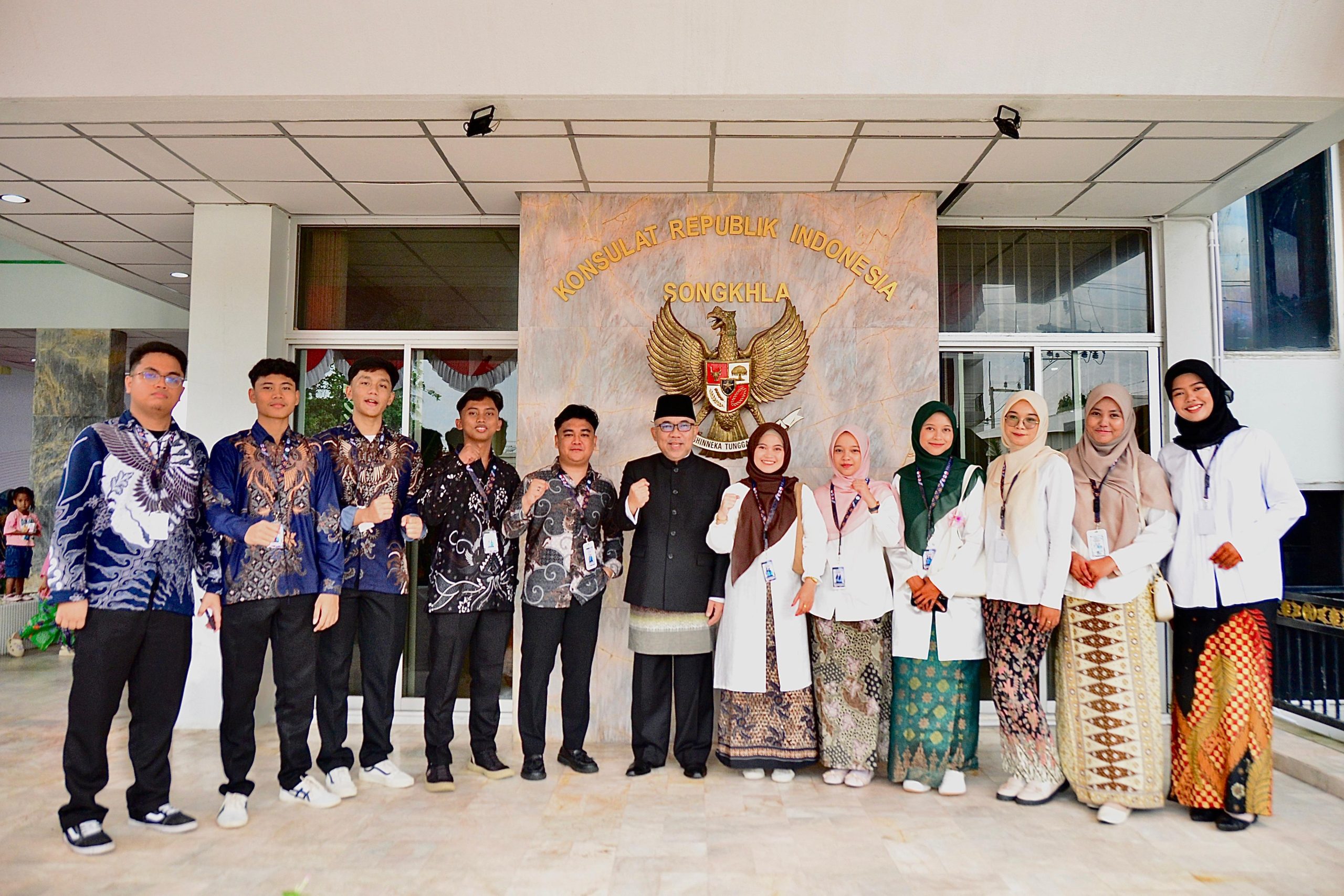 Mahasiswa PLP dan KKN Internasional FTK UIN Suska Riau Rayakan HUT RI ...